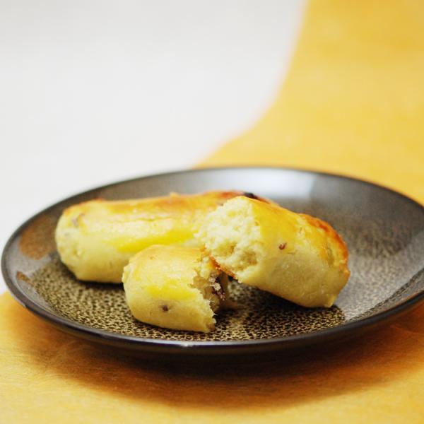 さつまいもを皮ごとつぶし、白あんを練り込んだ和風スイートポテトです。