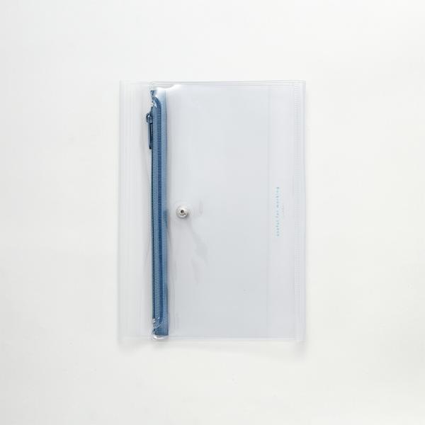 ●書類も道具も『一緒に』入れて持ち運べるドキュメントケースのようなノートカバー。クリアなPVC素材のカバーは中に入れた物が見えやすく、ペンケース部や前面ポケットにお気に入りの道具やポストカードなどを入れて自分らしくカスタマイズすることができ...