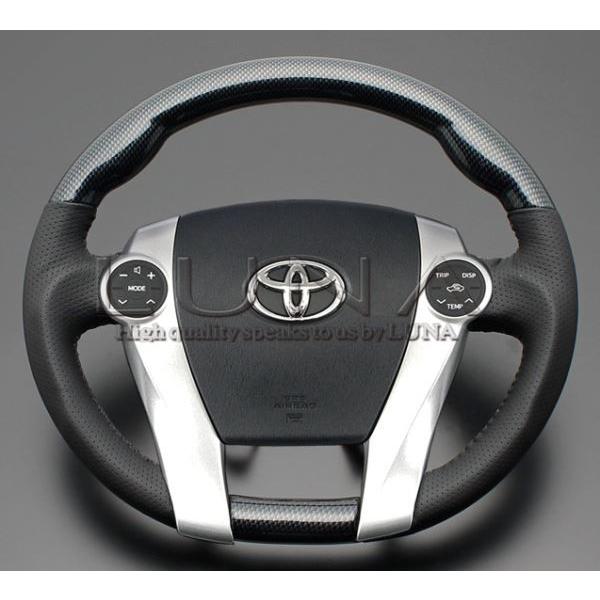 車種 : プリウスα型式 : ZVW40W ZVW41W年式 : 2011/05-備考 : GR SPORTS車は取付不可品番 : LS64-039レザー部分には高品質PVCレザー、スポーク部分はABSに5層構造塗装で、深い色合いを実現しま...
