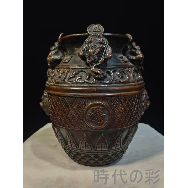 ご覧頂きましてありがとうございます。◆商品のサイズは（約）：高さ：19cm　幅：16cm重さ：1600g素人採寸につき、多少の誤差はご了承願います。◆商品について本品は乾隆款の銅胎風水罐描金蟾」で、四方納財の意匠が施されています。招財や守護...