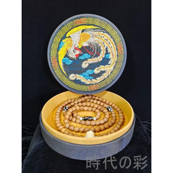 ご覧頂きましてありがとうございます。◆商品のサイズは（約）：箱：高さ6.5cm　直径25cm佛珠長さ：83cm　直径13mm重さ：830g素人採寸につき、多少の誤差はご了承願います。◆商品について本品は刺繍絹製の箱に収められた佛珠「風眼菩提...