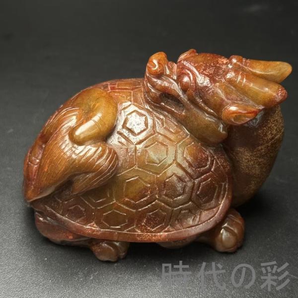 ご覧頂きましてありがとうございます。◆商品のサイズは（約）：サイズ：88×62×66mm重さ：487g素人採寸につき、多少の誤差はご了承願います。◆商品について本品は和田古玉の龍亀彫刻で、長寿と富貴、守護の象徴とされます。造形は古拙で力強く...