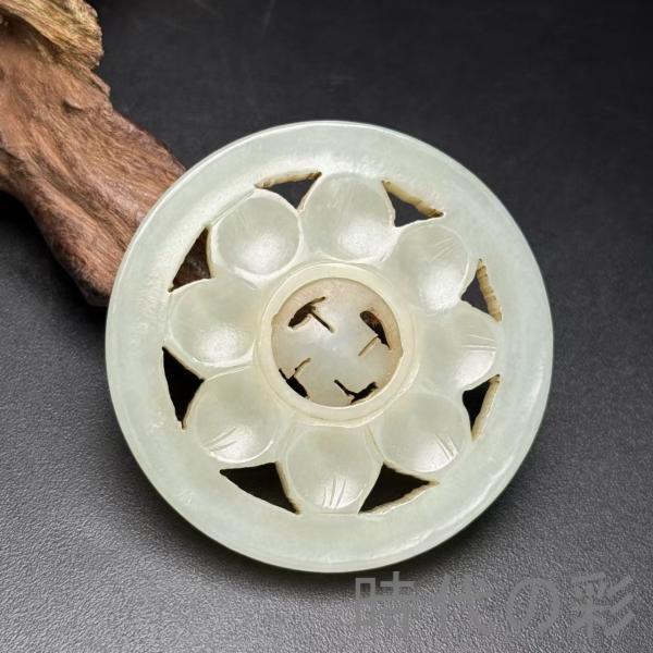 ご覧頂きましてありがとうございます。◆商品のサイズは（約）：直径：57mm  厚さ：6.5mm重さ：36g素人採寸につき、多少の誤差はご了承願います。◆商品について伝統的な神獣を彫刻した和田古玉佩。造形古雅、刀功老道、玉質温潤。古代芸術の美...