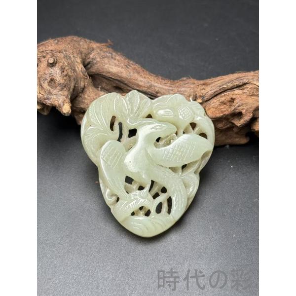 ご覧頂きましてありがとうございます。◆商品のサイズは（約）：サイズ：49x53x7mm重さ：25g素人採寸につき、多少の誤差はご了承願います。◆商品について龍首形の和田古玉珮。造形大気、工藝精湛、玉質細膩。古代礼器の気韻を伝えるコレクション...