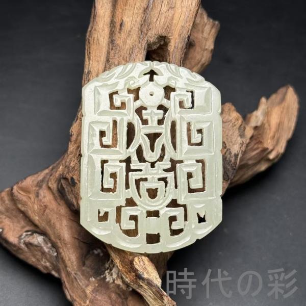 ご覧頂きましてありがとうございます。◆商品のサイズは（約）：サイズ：54x39x4mm重さ：18g素人採寸につき、多少の誤差はご了承願います。◆商品について龍紋を施した玉璧。造形古朴、刀法熟練、玉質細膩。古代芸術の典雅な魅力を放つ逸品。