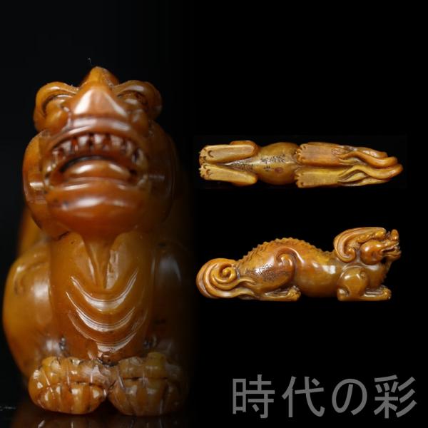 【時代の彩】中国古美術 旧蔵 呉昌碩作款 灯光凍田黄石瑞獣手把件 印材 細密彫 手彫り 精工細作 天然賞石擺件 置物 賞物 旧蔵品 名家 在銘 R07102918ご覧頂きましてありがとうございます。商品のサイズは（約）：高さ6cm × 幅1...