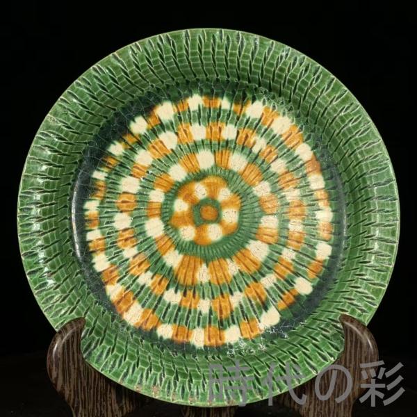 時代の彩【唐三彩 折沿盤】跳刀文 中国古陶磁 中国古美術・文房置物・書道具・唐物磁器・古玩・骨董品・旧家蔵出・茶道香席・R08010618ご覧頂きましてありがとうございます。商品のサイズは（約）：高さ:2cm直径:15cm実寸は素人による採...