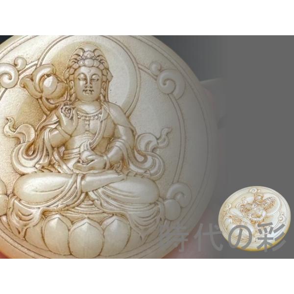 時代の彩『和田古玉 観音 玉佩 心経 彫刻 玉器』中国古美術 唐物 天然石 裝身具 根付 古賞物 古置物 細工彫刻 R08013118ご覧頂きましてありがとうございます。商品のサイズは（約）：直径：55mm厚さ：12mm重さ：62g実寸は素...