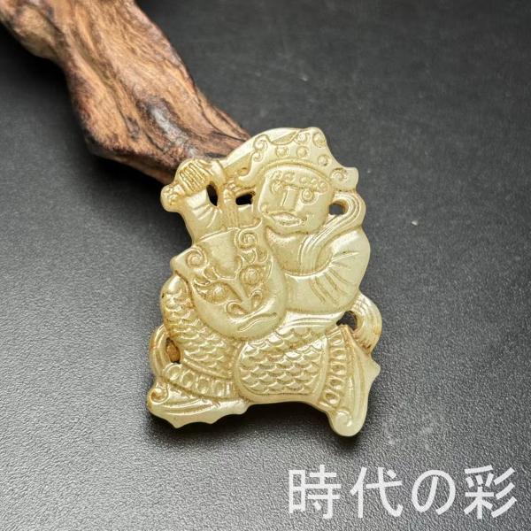 【美玉典蔵】和田玉 武将玉璧 玉剣盾牌 武人彫刻 古朴風合い 刀工老道 唐物 中国古美術 收藏逸品 R08042914ご覧頂きましてありがとうございます。商品のサイズは（約）：:49×36×6mm重さ:22g※実寸は素人採寸のため多少の誤差...