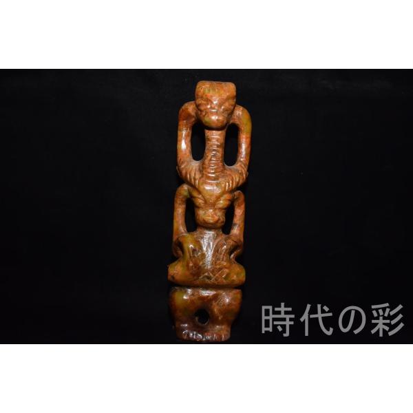 【時代の彩】中国古美術 太陽神 河磨玉透雕 紅山文化 古玉 神像祭祀玉器 收蔵逸品 時代物 R08061601ご覧頂きましてありがとうございます。商品のサイズは（約）：重さ：2.24kg※実寸は素人採寸のため多少の誤差が生じる場合がございま...