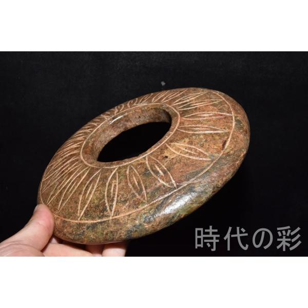 【時代の彩】中国古美術 玉璧 老玉彫 紅山文化 古玉 祭祀礼器 瑞玉 玉器 收蔵逸品 時代物 R08061615ご覧頂きましてありがとうございます。商品のサイズは（約）：重さ：1.42kg※実寸は素人採寸のため多少の誤差が生じる場合がござい...