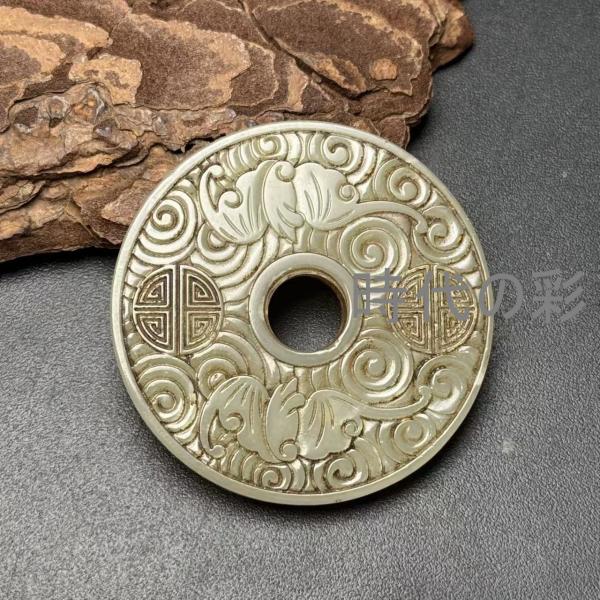 【福寿如意玉璧】中国古美術 和田玉 玉璧 福寿 如意紋 彫刻 古玉 開運 骨董品 根付 極細工 裝身具 賞物 R08071707ご覧頂きましてありがとうございます。商品のサイズは（約）：直径50×厚さ5mm重さ：25g※実寸は素人採寸のため...