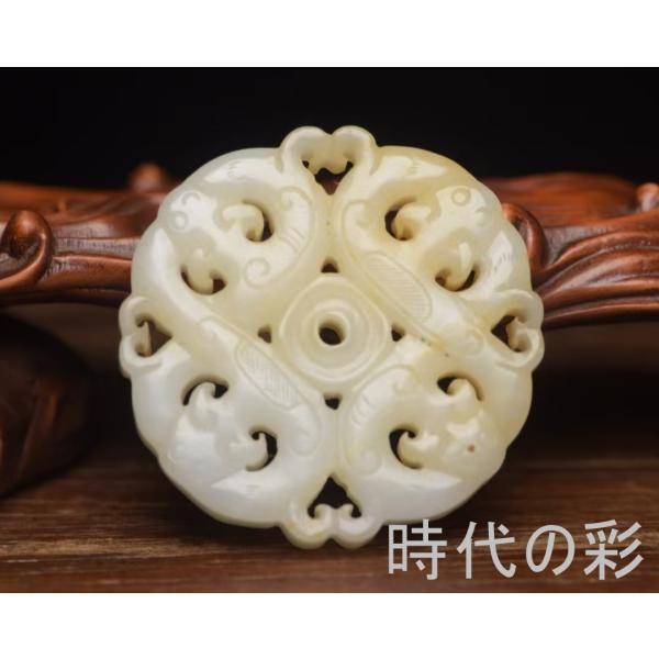 【時代の彩】中国古美術 和田玉 龍行天下 玉佩 玉器 古玉 彫刻 玉飾り 中国古玩 収蔵品 R08080404ご覧頂きましてありがとうございます。商品のサイズは（約）：約5.0×5.0×0.8cm重さ:40g※実寸は素人採寸のため多少の誤差...