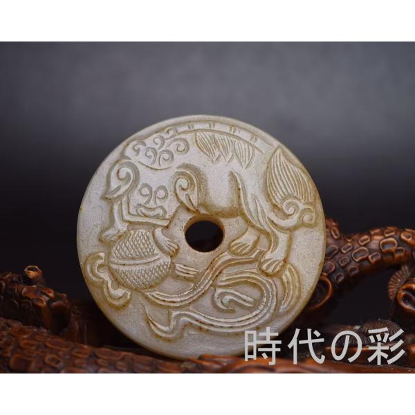 【時代の彩】中国古美術 和田玉 獅子 繍毬 玉器 古玉 彫刻 玉彫 中国古玩 収蔵品 R08080407ご覧頂きましてありがとうございます。商品のサイズは（約）：約5.3×5.3×0.7cm重さ:39g※実寸は素人採寸のため多少の誤差が生じ...