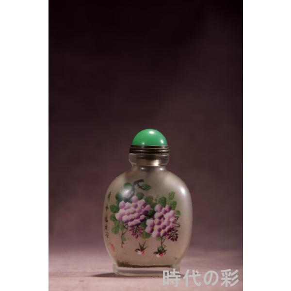 【手描き内絵琉璃鼻煙壺】中国古美術 内絵鼻煙壺 琉璃細工 文房具 唐物 古玩 工芸品 R08081903ご覧頂きましてありがとうございます。商品のサイズは（約）：高さ約72mm×幅約45mm×厚さ約29mm重さ:59g※実寸は素人採寸のため...