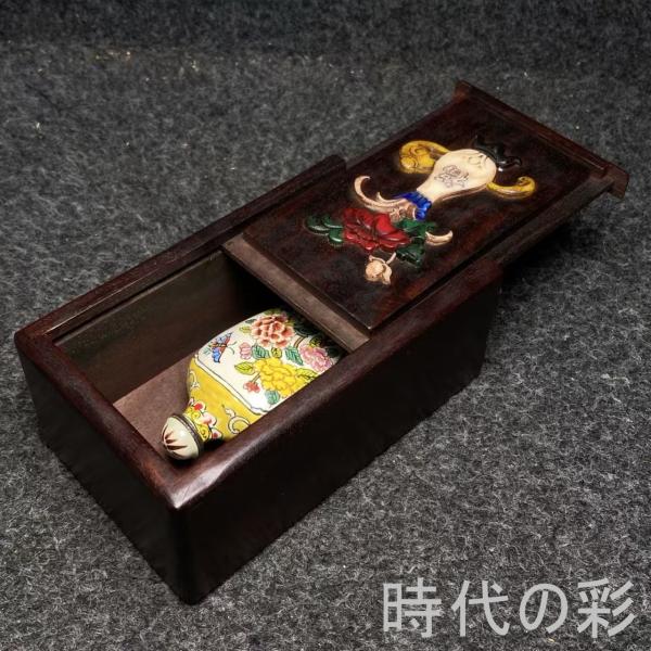 【花梨木嵌骨片収納箱 花鳥図鼻煙壺】中国古美術 銅胎景泰藍 画琺瑯 鼻煙壺 七宝焼 木製収納箱 唐物 工芸品 コレクション R26082401ご覧頂きましてありがとうございます。商品のサイズは（約）：本体：約4.6×2.9×7.9cm箱：約...
