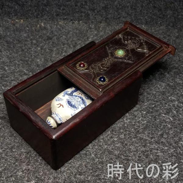 【花梨木彫刻収納箱 龍図鼻煙壺】中国古美術 銅胎 画琺瑯 鼻煙壺 七宝焼 木彫収納箱 唐物 古玩 工芸品 R26082402ご覧頂きましてありがとうございます。商品のサイズは（約）：本体：約4.5×2.5×7.5cm箱：約14×8.5×6c...