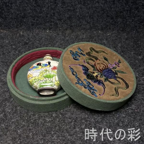 【刺繍収納箱 花鳥図琺瑯鼻煙壺】中国古美術 銅胎宮廷風刺繍箱 鼻煙壺 七宝焼 花器 唐物 古玩 伝統工芸 R26082403ご覧頂きましてありがとうございます。商品のサイズは（約）：本体：約6.1×2.4×8cm箱：直径12×高さ4.5cm...