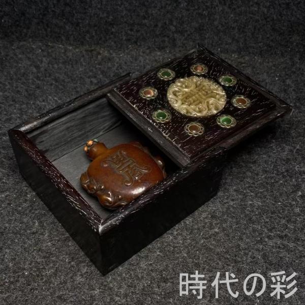 【花梨木玉石嵌収納箱 角製彫鼻煙壺】中国古美術 天然角製 鼻煙壺 七宝焼 手彫り 玉石細工 木製収納箱 唐物 古玩 R26082407ご覧頂きましてありがとうございます。商品のサイズは（約）：本体：約6.5×3×8cm箱：約12×12×6c...