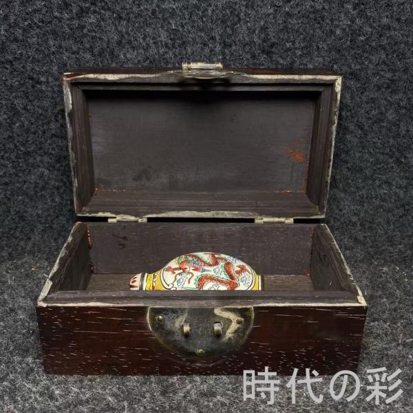 【花梨木螺鈿収納箱 景泰藍鼻煙壺】中国古美術 景泰藍 鼻煙壺 七宝焼 螺鈿細工 木箱 唐物 古玩 工芸品 R26082409ご覧頂きましてありがとうございます。商品のサイズは（約）：本体：約6.1×2.5×7.9cm箱：約16×9×7cm※...