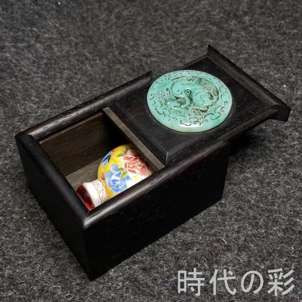 【黒檀玉石嵌収納箱 古法琉璃鼻煙壺】中国古美術 琉璃工芸 鼻煙壺 七宝焼 黒檀木収納箱 玉石嵌細工 唐物 古玩 R26082410ご覧頂きましてありがとうございます。商品のサイズは（約）：本体：約4.6×2.7×6cm箱：約9.5×7.5×...