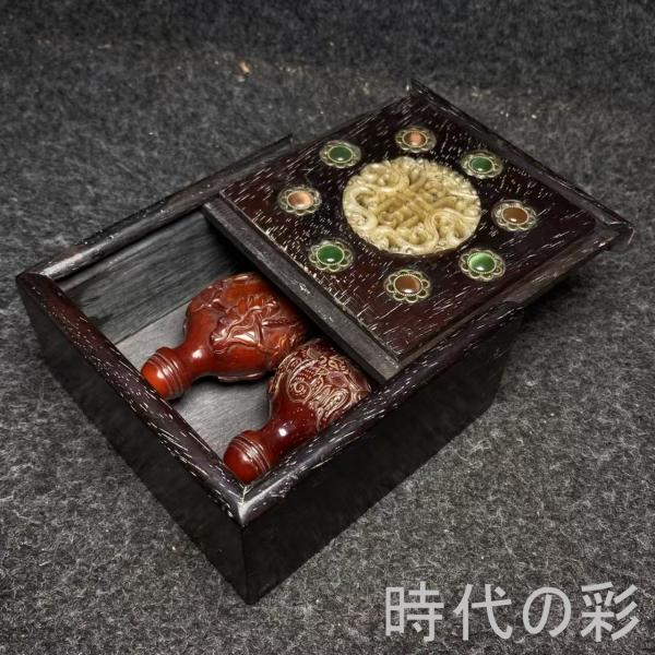 【花梨木玉石嵌収納箱 老蜜蝋彫鼻煙壺】中国古美術 蜜蝋彫刻 鼻煙壺 七宝焼 天然素材 木製収納箱 唐物 古玩 工芸品 R26082411ご覧頂きましてありがとうございます。商品のサイズは（約）：本体：約5×3×8cm箱：約12×12×6cm...