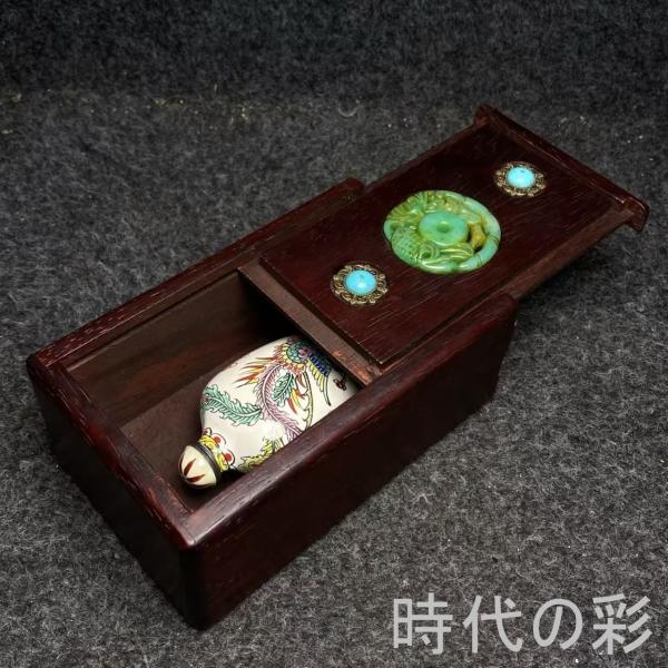 【花梨木玉石嵌収納箱 景泰藍画琺瑯鼻煙壺】中国古美術 銅胎鼻煙壺 七宝焼 木製収納箱 玉石細工 唐物 古玩 R26082413ご覧頂きましてありがとうございます。商品のサイズは（約）：本体：約8×5×3cm箱：約15×8.5×6cm※実寸は...