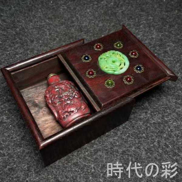 【花梨木玉石嵌収納箱 鶏血石印材】中国古美術 鶏血石 印章 鼻煙壺 七宝焼 木製収納箱 玉石細工 唐物 古玩 工芸品 R26082414ご覧頂きましてありがとうございます。商品のサイズは（約）：本体：約5×3×9cm箱：約12×12×5.5...