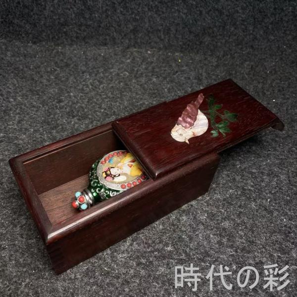 【花梨木螺鈿収納箱 鼻煙壺】中国古美術 木製螺鈿細工 鼻煙壺 七宝焼 コレクションボックス 唐物 古玩 伝統工芸 R26082417ご覧頂きましてありがとうございます。商品のサイズは（約）：本体：約5.7×3.5×8cm箱：約15×8×6....
