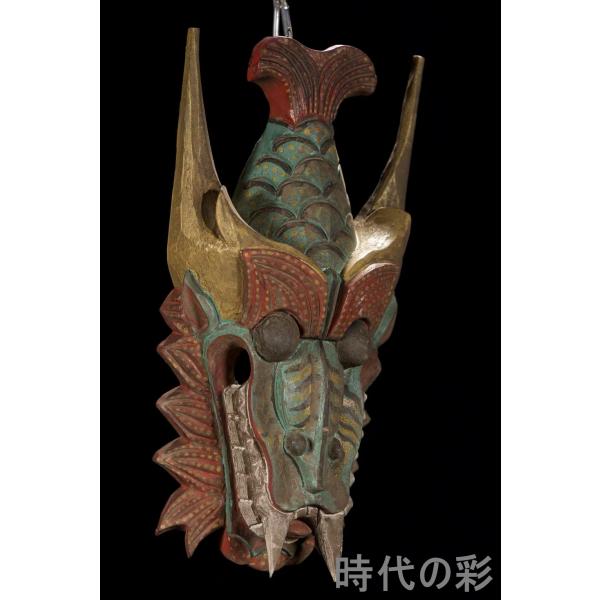 中国古民芸 木彫彩色面具 魚龍意匠 木製仮面 民族仮面 面具 民俗美術 民族美術 木彫工芸 彫刻 壁掛け 壁飾り コレクション R08090418ご覧頂きましてありがとうございます。商品のサイズは（約）：高さ30×幅15×厚さ7cm重さ:4...
