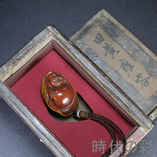 【寿山石 弥勒仏手持ち置物】中国古美術 石彫 手彫り 細密彫刻 木箱付き 文房置物 唐物 収蔵逸品 R08091401ご覧頂きましてありがとうございます。商品のサイズは（約）：約7×4.5×3.5cm重さ:190g※実寸は素人採寸のため多少...