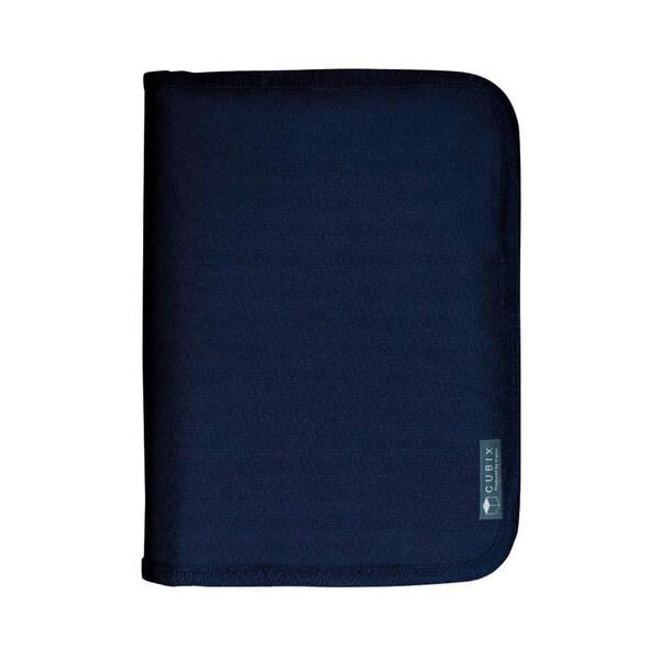 ブックカバーで培ったノウハウを生かした素材と形状中身を傷めないラウンドジップ形状を採用丈夫で軽いナイロン素材を使用したシンプルでも十分機能的なダイアリーカバーですペン差し・カードサイズの二段ポケット付きダイアリーだけでなくB6サイズの手帳・...