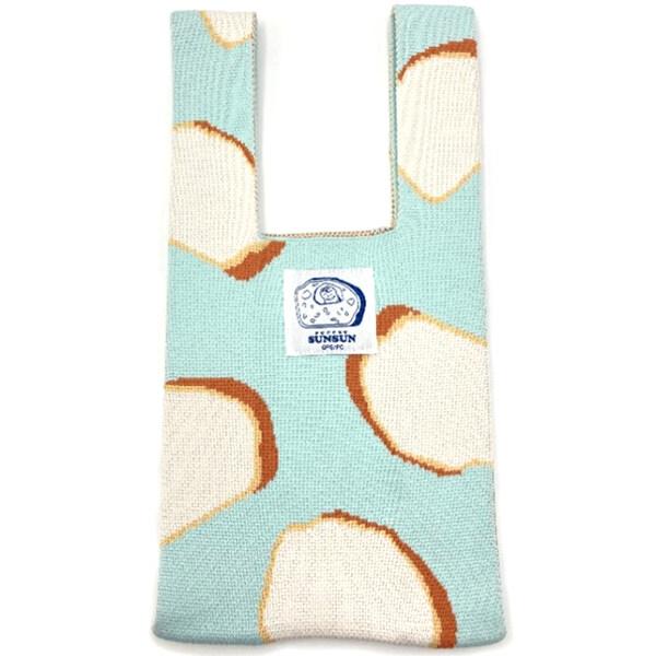 SNSで大人気「パペットスンスン」デザイン♪ニットでできた、やわらかくて使いやすい「トート」です。ポリエステル製なので、洗ってもすぐ乾いて便利。幅広の持ち手部分なのも、手に負担が少なく嬉しい。B5サイズのものが入るくらいのサイズ感です。パン...