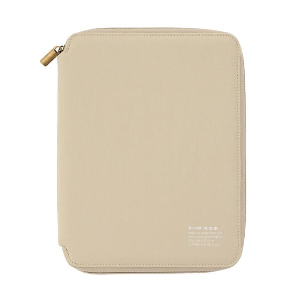 しなやかで撥水性のある生地が好評の「スタンドキャリー」シリーズ。複数の機能的なポケットとしっかりとした厚みで、抜群の収納力を実現。ノートや手帳だけでなく、デスク周りの必需品をスマートにまとめて持ち運べます。フラップを立てればスマホスタンドと...