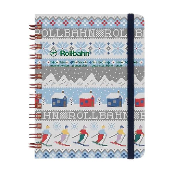 秋冬ならではのぬくもりを感じる、編み目模様のデザイン。マットな質感の表紙に輝く箔押しのロゴとともに、冬の情景をにぎやかに詰め込みました。ウサギやネコ、ウマのモチーフを配したブラウン(A)、もみの木やプレゼント、ジンジャーブレッドマンなど冬ら...