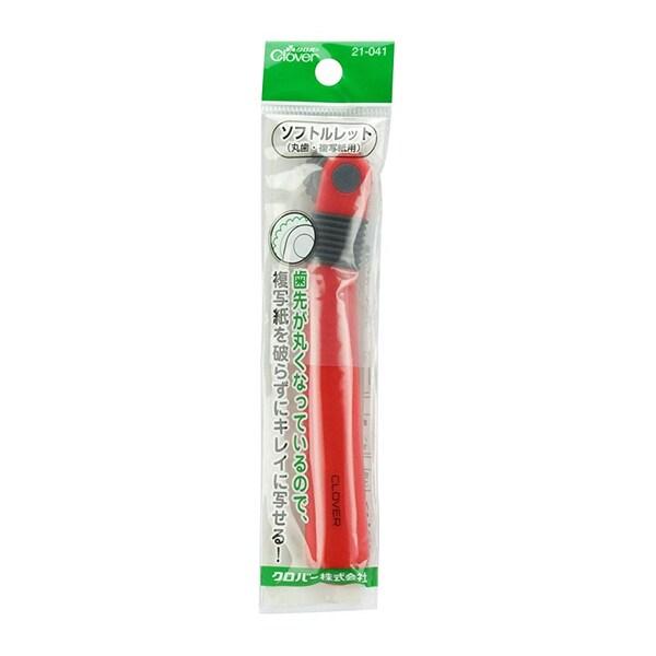 ポイント消化に最適手にしっくりなじみます。クロバーチャコピー(紙チャコ)を使って生地にパターンを写すときに使います。歯先が丸くなっているので、型紙やチャコピーをいためずにしるし付けができます。素材・材質:歯部:鋼、ポリアセタール柄:ABS樹...