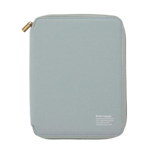 しなやかで撥水性のある生地が好評の「スタンドキャリー」シリーズ複数の機能的なポケットとしっかりとした厚みで、抜群の収納力を実現。ノートや手帳だけでなく、デスク周りの必需品をスマートにまとめて持ち運べます。フラップを立てればスマホスタンドとし...