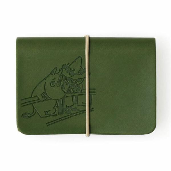 いつも一緒にいたい「ムーミン」デザイン♪なめらかな質感のPU生地、じゃばら式「カードホルダー」です。ムーミンの型押しアートは色によって異なり、いくつも持っておきたくなる可愛さ。生地の色に合わせて、ミイやスナフキン達のアートワークが異なります...