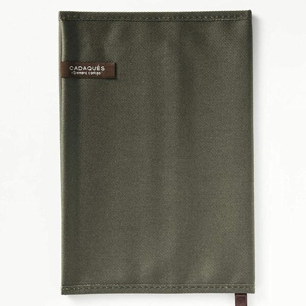 末永くお使い頂ける様に飽きのこないシンプルな無地のコットン生地を使用しております。裏面にはPVC加工を施してある為、表から染み込んだ水分を裏側まで通さず大事な本を汚しません。ワンポイントの「CADAQUES」織ネームが目を惹く男女問わずお使...