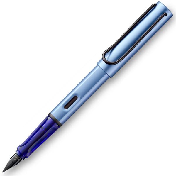 「LAMY safari (ラミー サファリ)」に並ぶ人気シリーズ「LAMY AL-star (ラミー アルスター)」。2024年の数量限定モデルは、生命の営みに不可欠な“水”をモチーフにした「aquatic (アクアティック)」!本体だけ...