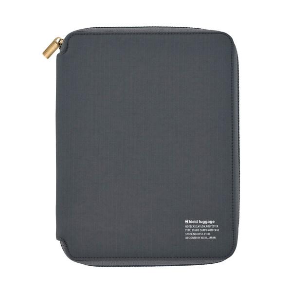 しなやかで撥水性のある生地が好評の「スタンドキャリー」シリーズ。複数の機能的なポケットとしっかりとした厚みで、抜群の収納力を実現。ノートや手帳だけでなく、デスク周りの必需品をスマートにまとめて持ち運べます。フラップを立てればスマホスタンドと...