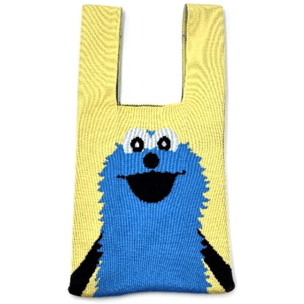 SNSで大人気「パペットスンスン」デザイン♪ニットでできた、やわらかくて使いやすい「トート」です。ポリエステル製なので、洗ってもすぐ乾いて便利。幅広の持ち手部分なのも、手に負担が少なく嬉しい。B5サイズのものが入るくらいのサイズ感です。【サ...