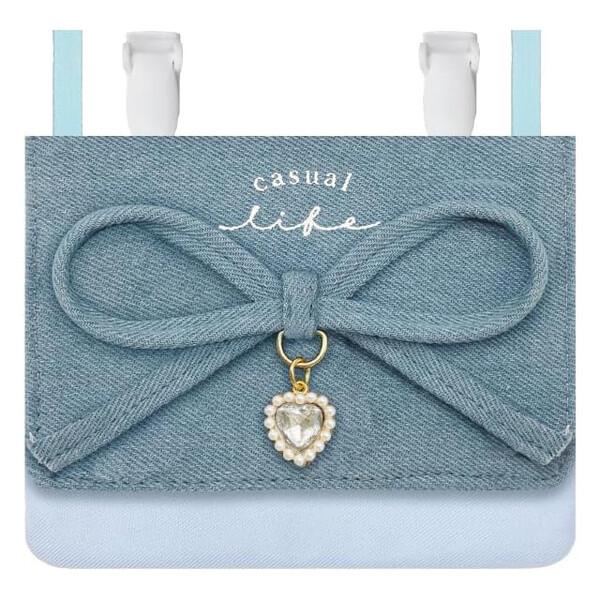 トレンドの「リボン」デザイン♪小学生の必需品「ポシェットポケット」です。デニムリボンと、キラキラのハート型チャームが存在感大!ポケットのない服にクリップで簡単に装着できます。ショルダーひもを使えば、ポシェットにもなる2WAYタイプ。ハンカチ...