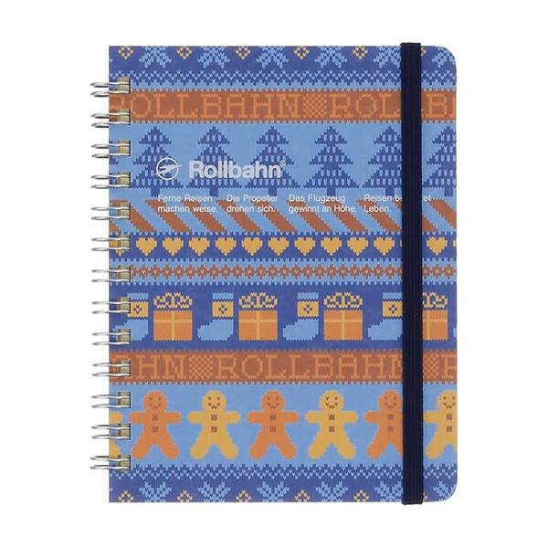 秋冬ならではのぬくもりを感じる、編み目模様のデザイン。マットな質感の表紙に輝く箔押しのロゴとともに、冬の情景をにぎやかに詰め込みました。ウサギやネコ、ウマのモチーフを配したブラウン(A)、もみの木やプレゼント、ジンジャーブレッドマンなど冬ら...