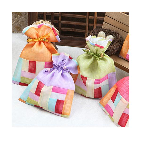 商品説明　色とりどりの巾着袋/化粧ポーチや小銭、アクセサリー、印鑑ケース、名刺ケース等のお気に入りのアイテムを入れて！バッグに入れる際の整理整頓。大切なお友達へのプレゼントにも最適です。サイズ　16.3cm X 20cmお知らせ◆海外製品に...