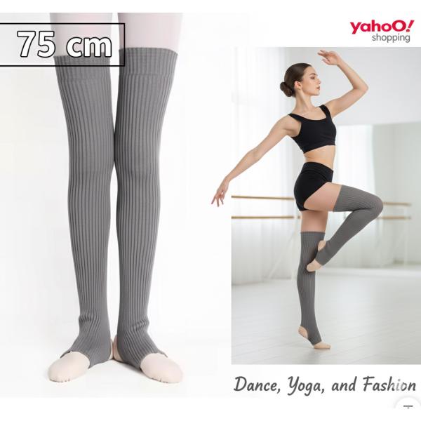 ライトグレーのロングレッグウォーマーです。長さ75cmのロングストレートデザインで、足首からふくらはぎまでしっかりカバーします。柔らかい100％アクリル素材を使用し、軽く暖かい着用感が特徴です。このレッグウォーマーは、視覚的に脚を長く見せ、...