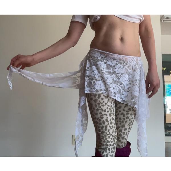 魅惑的なエキゾチックスカートで、ベリーダンスの動きをさらに美しく演出。ウエスト部分はレースで調整可能、女性らしいシルエットを強調します。スカート部分はフリルとタッセル付きで、身体の動きに合わせて軽やかに揺れ、華やかな舞台映えを実現。特徴? ...