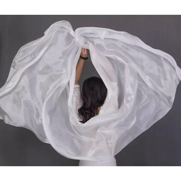 サイズ：250cm × 110cm100%マルベリーシルクを使用したベリーダンス用スカーフです。非常に軽く、柔らかく、なめらかな質感で、半透明の美しい透け感が特徴です。動きに合わせて自然に流れ、ステージ上で優雅でダイナミックな視覚効果を生み...