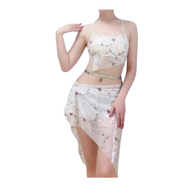 カラーホワイト煌びやかなスパンコールが輝くベリーダンス衣装3点セット。トップス、スカート、ヒップスカーフの華やかな組み合わせで、大人の魅力を引き立てるデザインです。軽やかで動きやすく、練習・発表会・ショーに最適。手作業で仕上げたスパンコール...