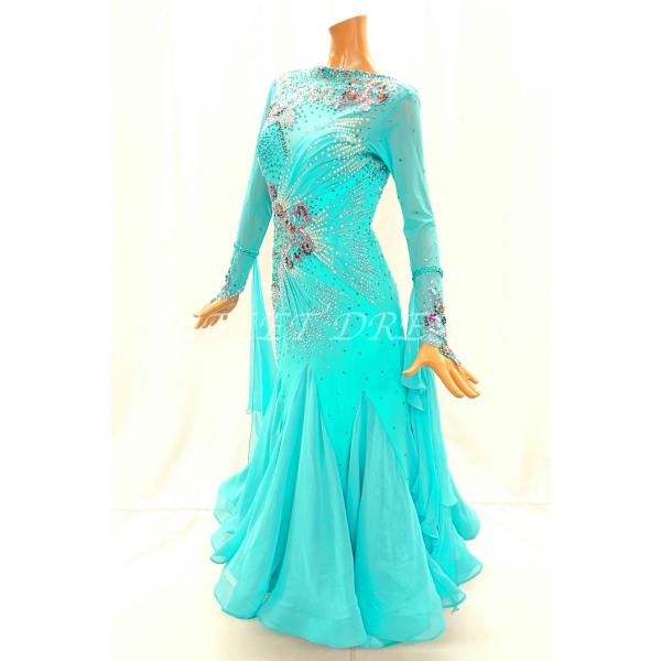 上品なジェードグリーンをメインに、アクセントで散りばめられたピンクや紫のストーンが印象的なドレス。見頃は伸縮性が強く、着心地の良いライクラ生地を使用しておりバランスよく使われたレース生地が露出を抑えながらも重たくなりすぎないデザイン。お背中...